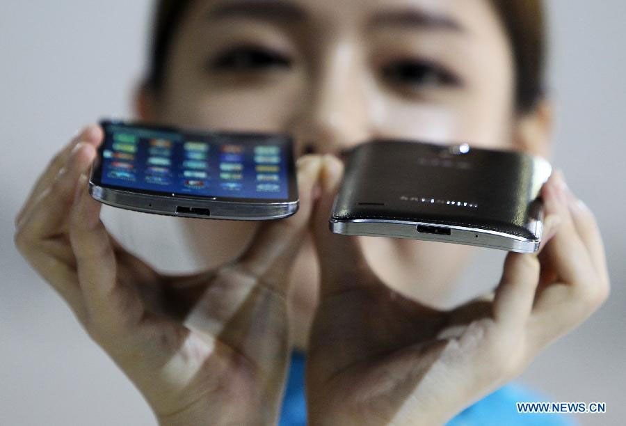 Samsung launches world's first curved smartphone- China.org.cn