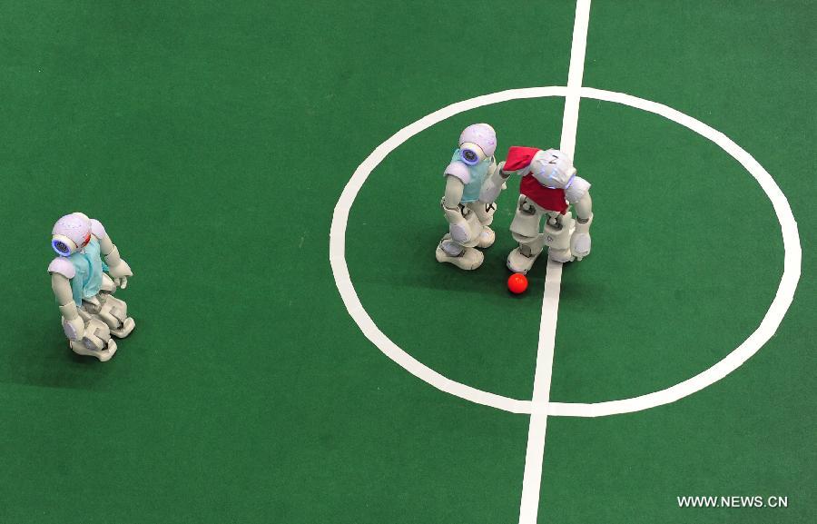 Robots kick off soccer match in E china- China.org.cn