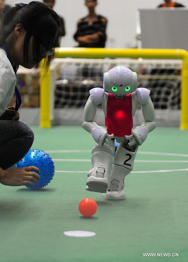 Robots kick off soccer match in E china- China.org.cn