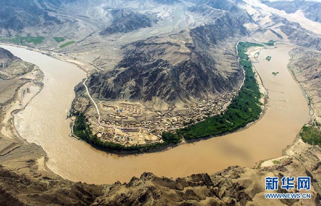 Overlooking Ningxia Yellow River Grand Canyon - China.org.cn