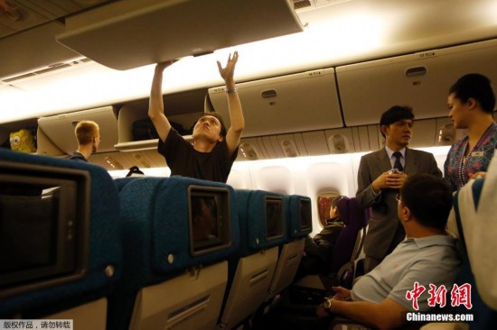 直击吉隆坡飞北京MH318航班飞行途中内景 _ 中国网