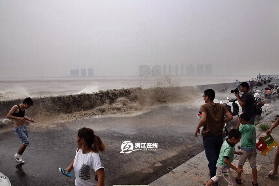 Supermoon boosts tidal waves in Qiantang River - China.org.cn