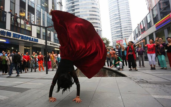 Senior citizens flash mob Beijing's Sanlitun district - China.org.cn