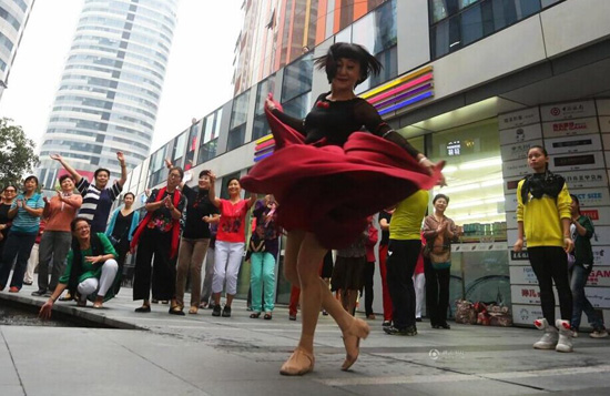 Senior citizens flash mob Beijing's Sanlitun district - China.org.cn