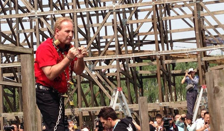 Escape artist Dean Gunnarson wows Shanghai - China.org.cn