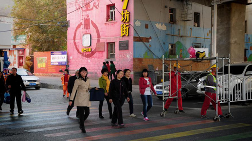 Rainbow beneath feet: Colorful crosswalk in Xinjiang- China.org.cn