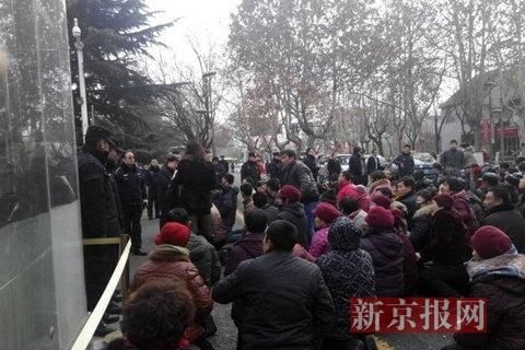 Villagers on their knees in protest- China.org.cn