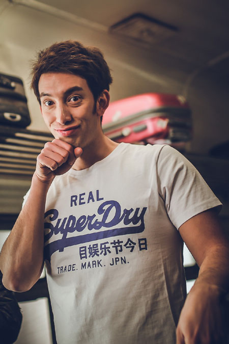 Actor draws attention by mimicking accents - China.org.cn