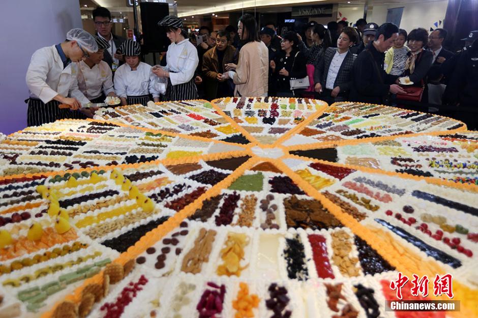 Giant cake makes Guiness world record - China.org.cn