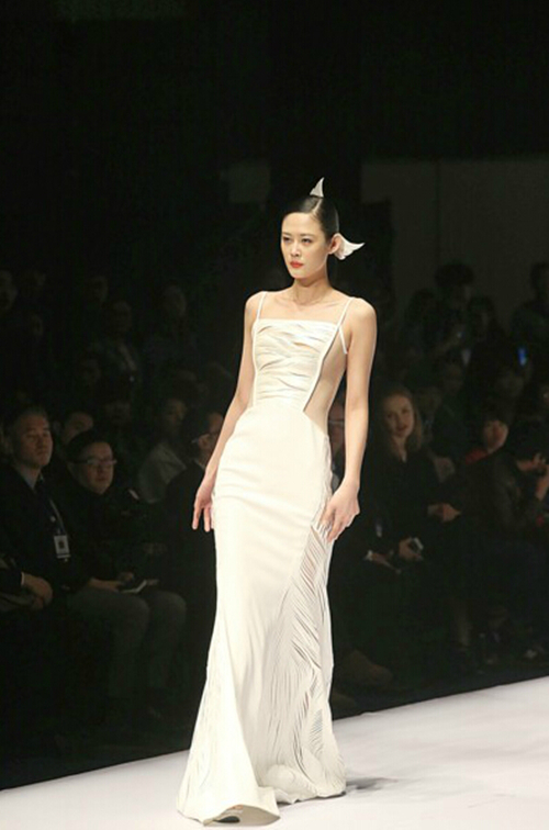 Models present creations at Qingdao Int'l Fashion Week _ China.org.cn