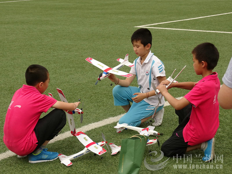 Adolescent model airplane competition held in Lanzhou
