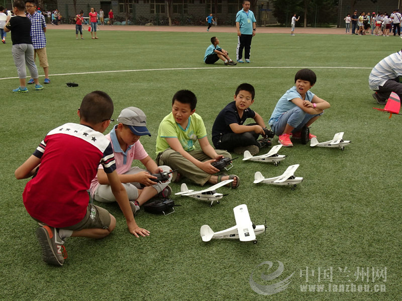 Adolescent model airplane competition held in Lanzhou
