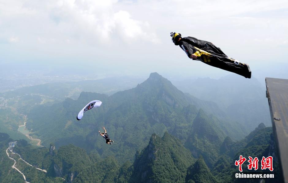Stunning wingsuit flying in Zhangjiajie- China.org.cn