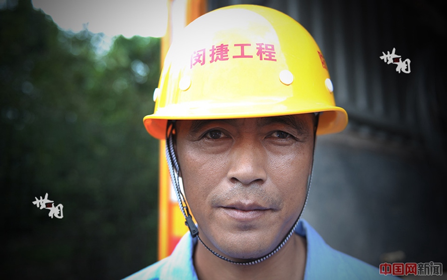 'Frogmen' dredge pipelines in Shanghai- China.org.cn