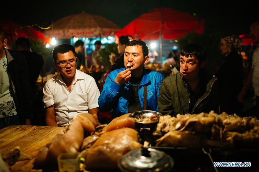 A bite of Xinjiang: delicious food attracts crowds- China.org.cn