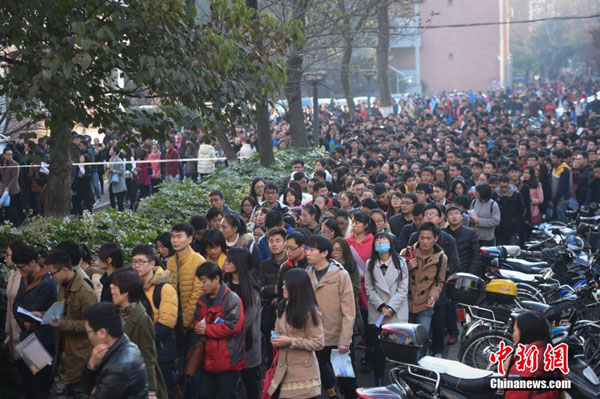 Nearly 1 mln people sit China's civil servant exam- China.org.cn
