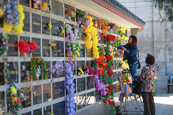 Chinese eye eco-burials as graveyards fill up- China.org.cn