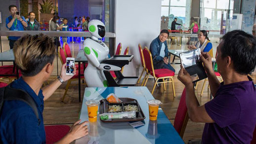People visit robot experience center in SW China- China.org.cn