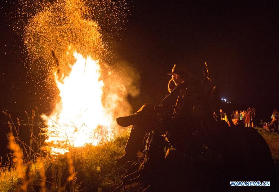 People light bonfire to mark National Day in Switzerland- China.org.cn