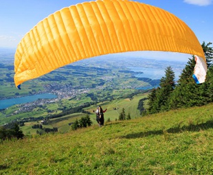 Paragliding fans fly over Rigi mountain in Switzerland - China.org.cn