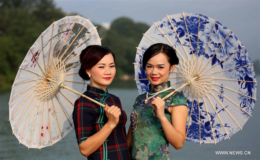 Ladies present Qipao in Guangxi- China.org.cn