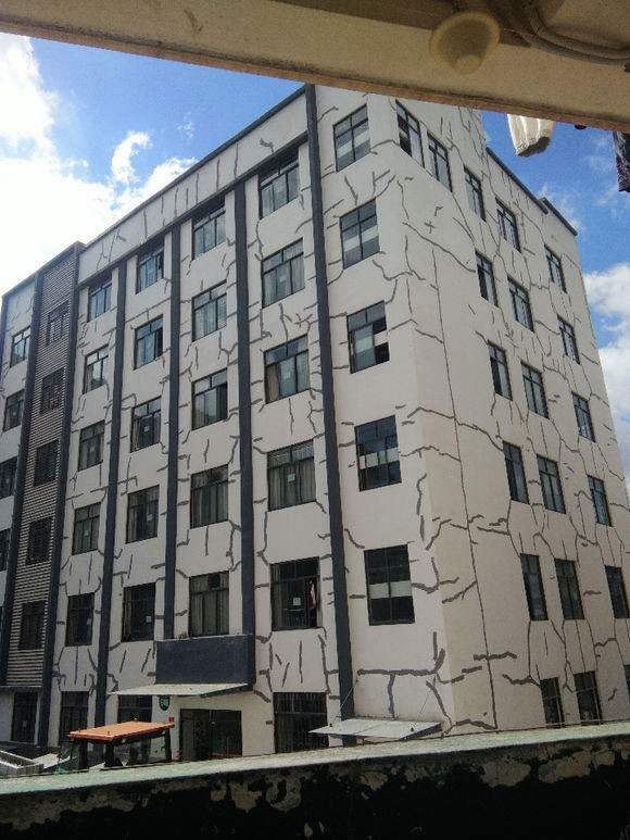 Dormitory building held together by tape?- China.org.cn