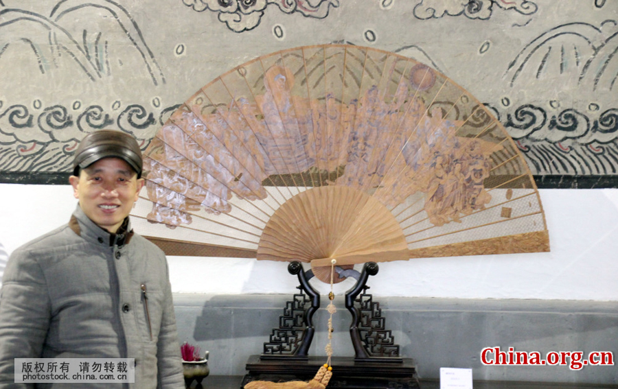 Huge sandalwood fan exhibited in Suzhou- China.org.cn