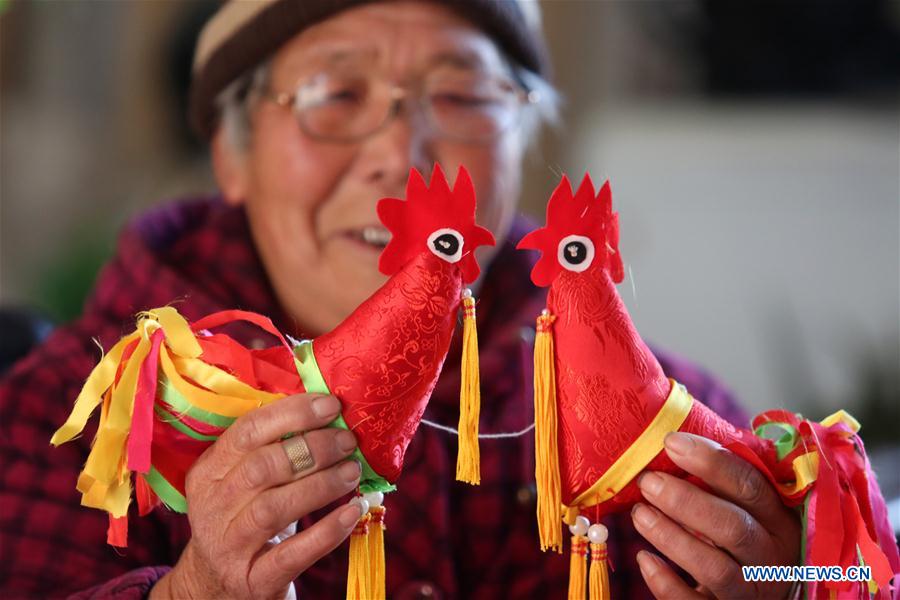 Folk artist Du Yifang makes rooster dolls- China.org.cn