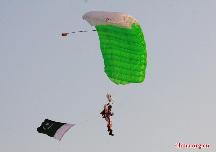 Pak navy performs HAHO parachuting - China.org.cn