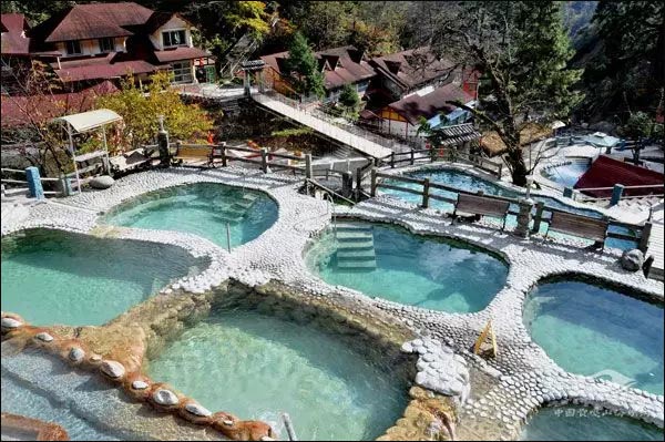 Enjoy a hot spring bath in Hailuo Valley - China.org.cn