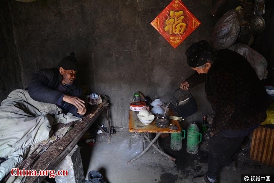 Aged inbreeding couple's hard life- China.org.cn