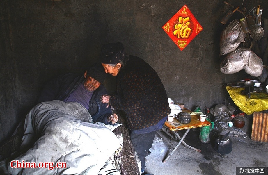 Aged inbreeding couple's hard life- China.org.cn