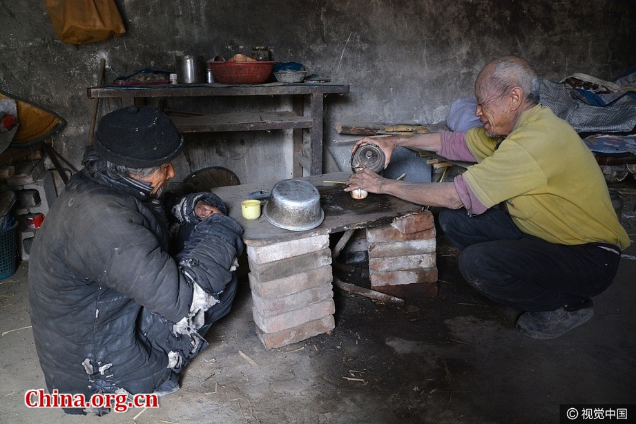 Aged inbreeding couple's hard life- China.org.cn