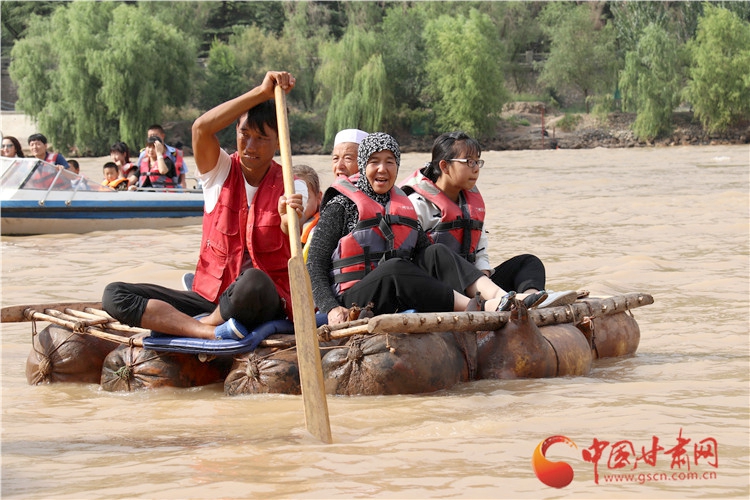 Tourists experience sheepskin raft culture in Lanzhou