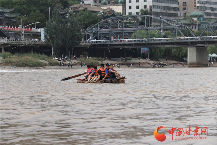 Tourists experience sheepskin raft culture in Lanzhou