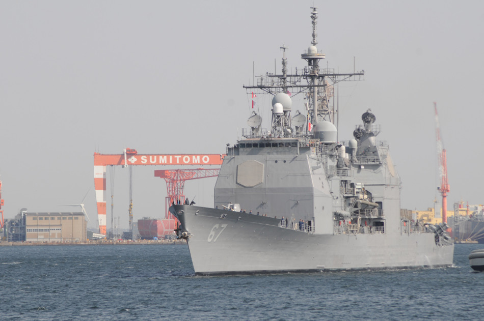 052c escorts a ticonderoga cruiser into port on a goodwill visit ...