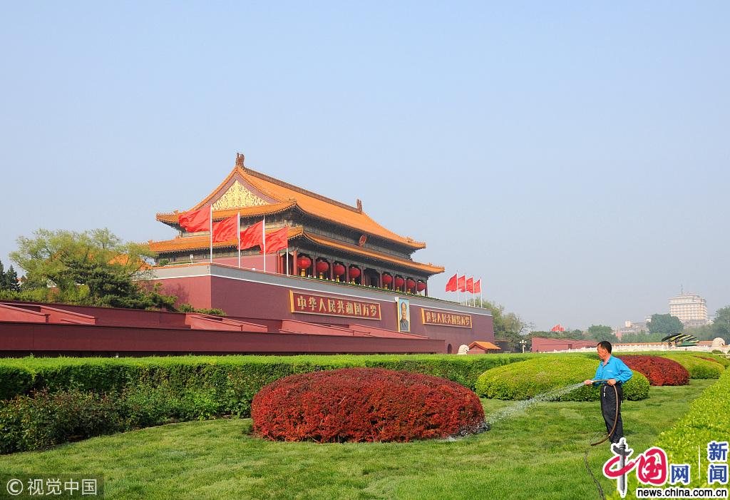 天安门广场布置一新 花团锦簇喜迎“五一”_新闻中心_中国网