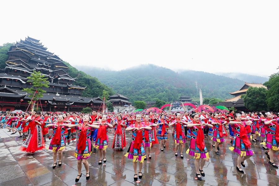 万人同唱娇阿依，万人共舞踩花山 苗乡儿女载歌载舞迎佳节_中国网