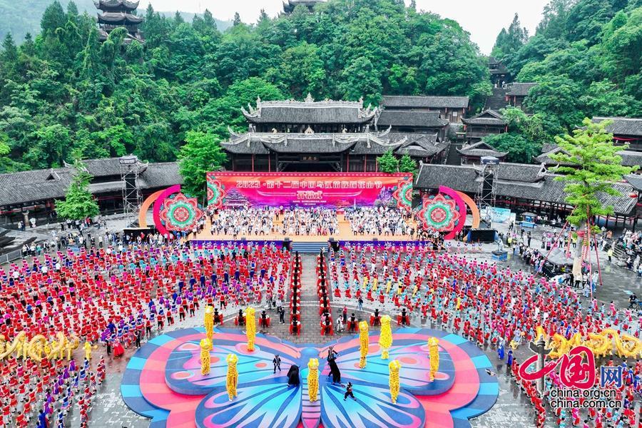 万人同唱娇阿依，万人共舞踩花山 苗乡儿女载歌载舞迎佳节_中国网