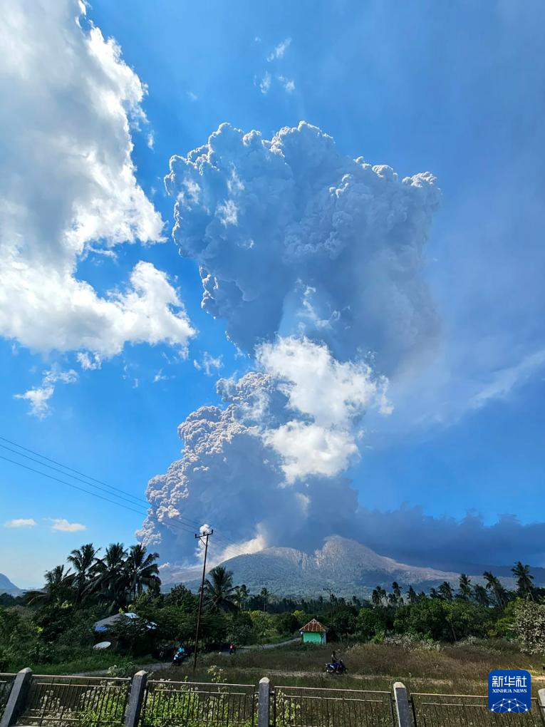 印度尼西亞一火山噴發 火山灰柱高約18公里_中國網