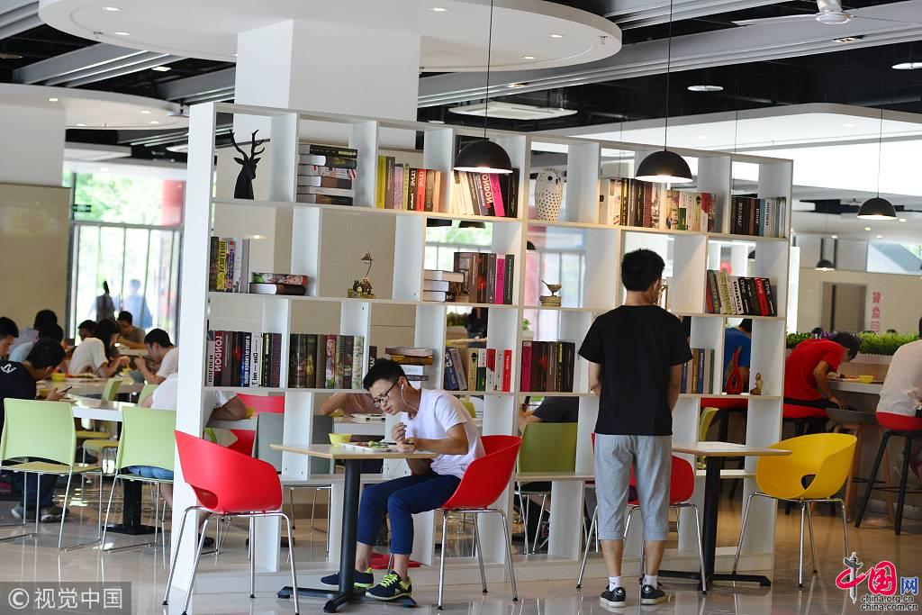 Nanjing : cette cantine universitaire avec des étagères à livres fait ...