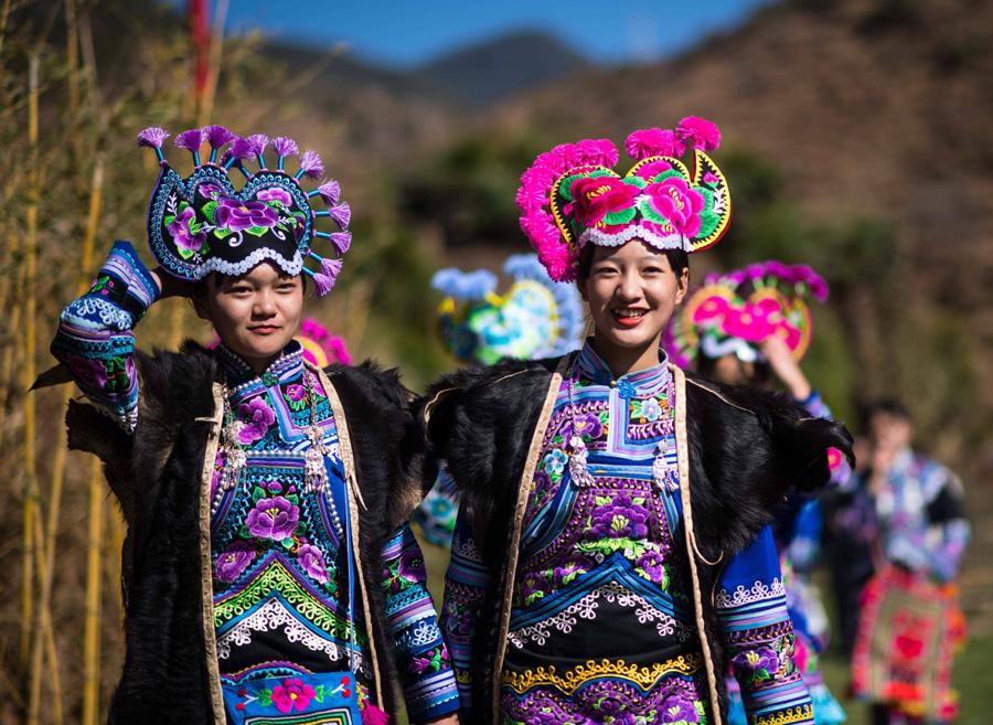 Un « défilé de mode » traditionnel de l'ethnie Yi au Yunnan
