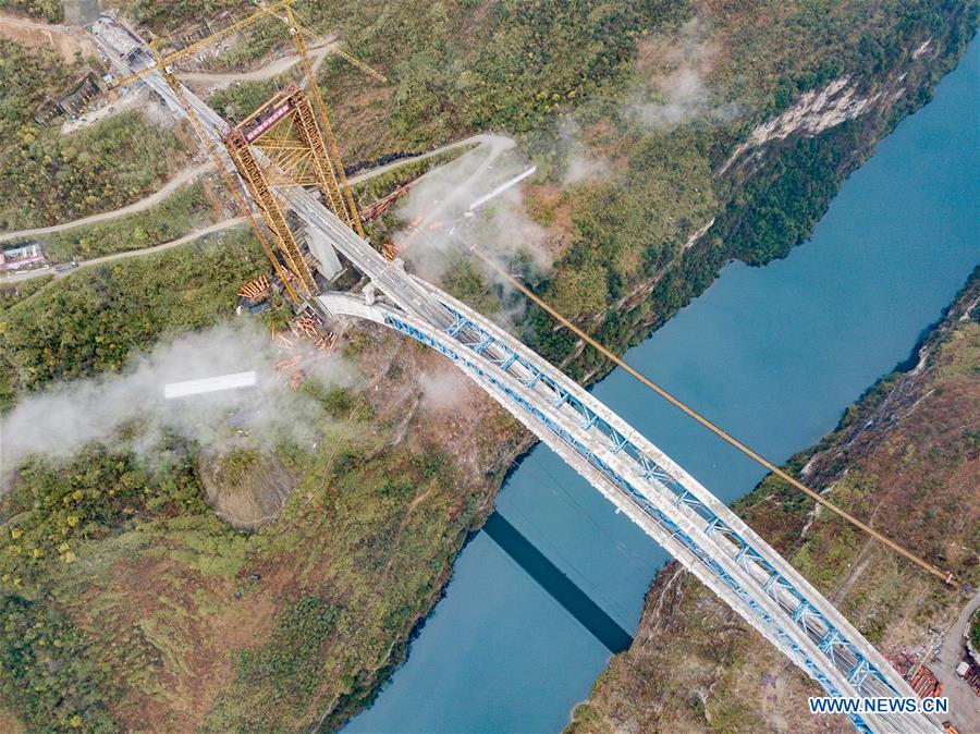 Le pont de Yachihe de la ligne à grande vitesse Yachihe Chengdu-Guiyang ...