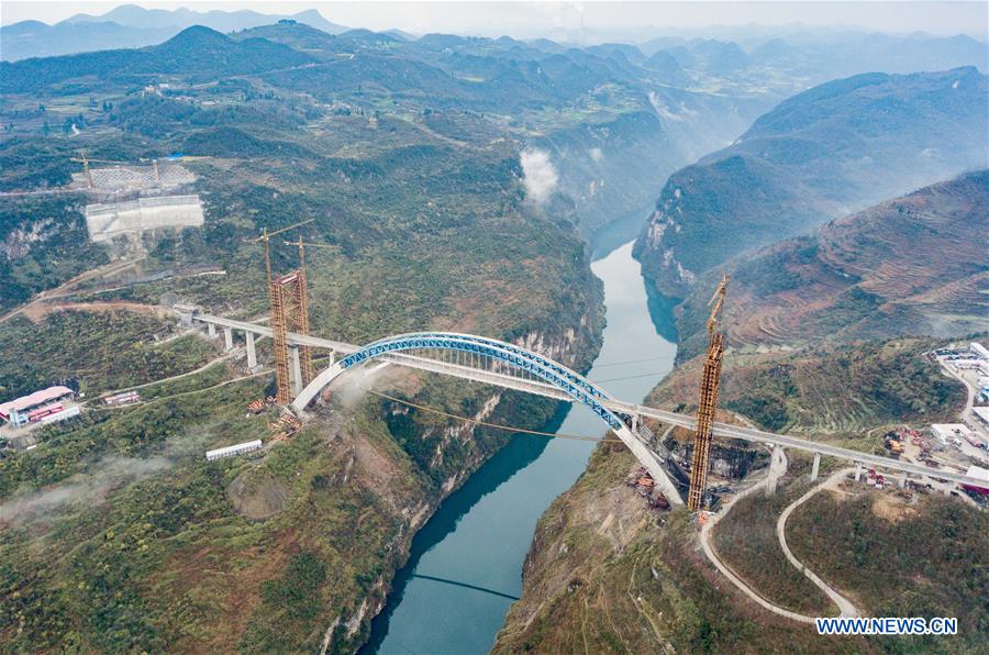 Le pont de Yachihe de la ligne à grande vitesse Yachihe Chengdu-Guiyang ...