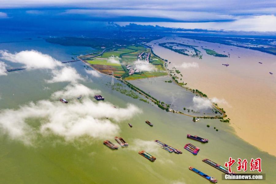 Vu du ciel : quand le fleuve Yangtsé rencontre le lac Poyang