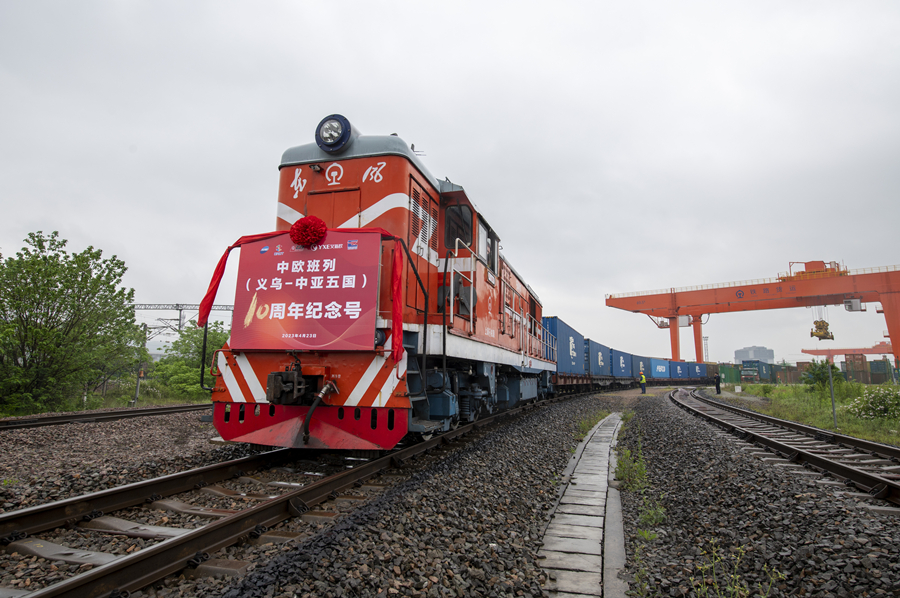 Zhejiang : lancement d’un train de fret Chine-Europe commémorant le 10e ...