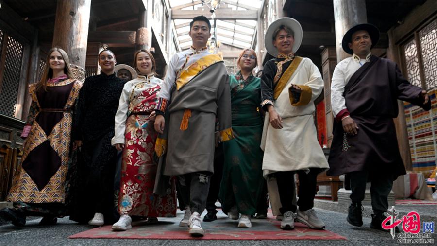 Yunnan : des jeunes étrangers découvrent les costumes traditionnels chinois