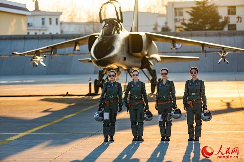 Chinas Luftwaffe mustert 35 neuePilotinnen_China.org.cn