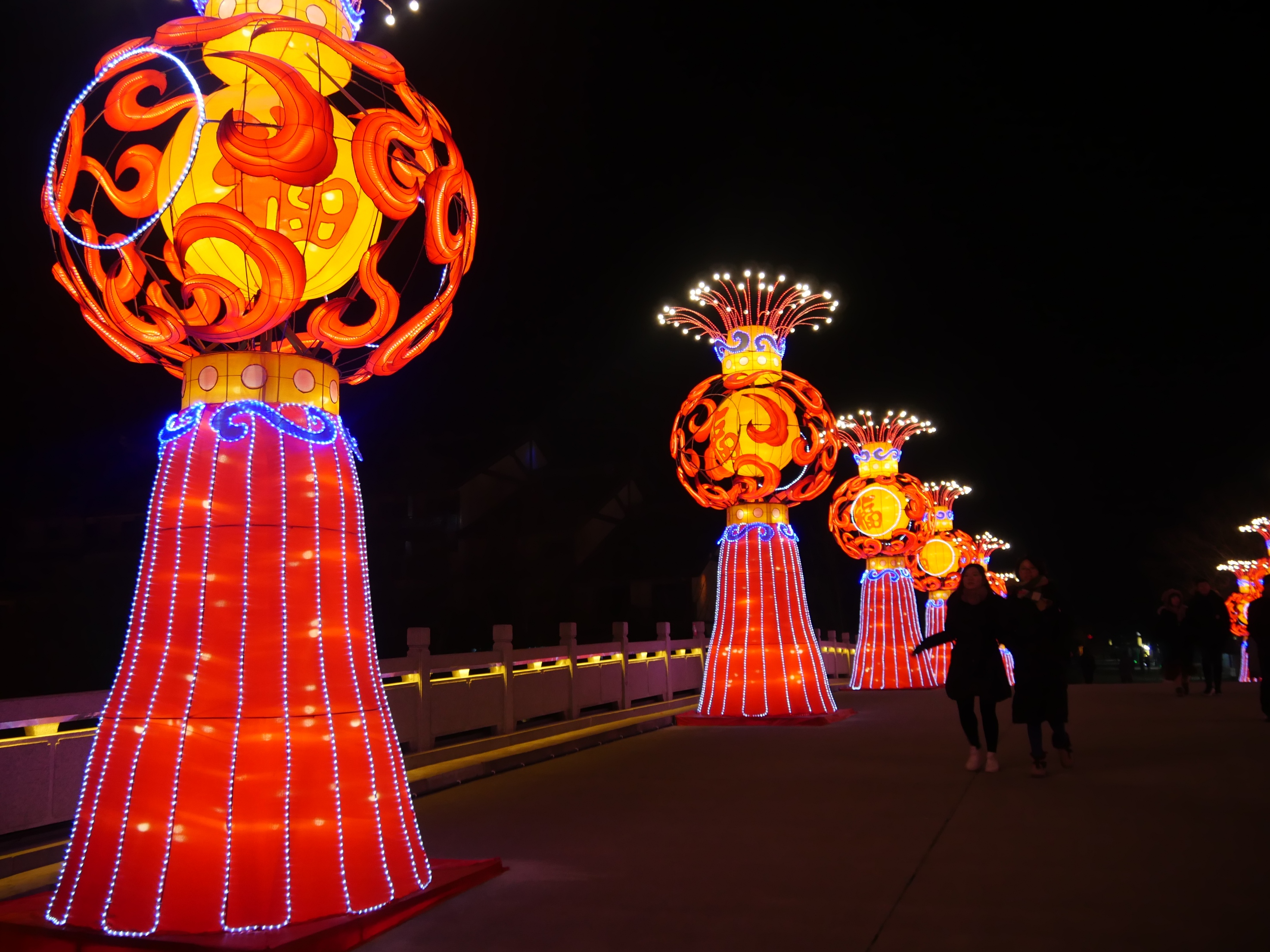Traditionelle chinesische Laternen erhellen die Nacht_China.org.cn