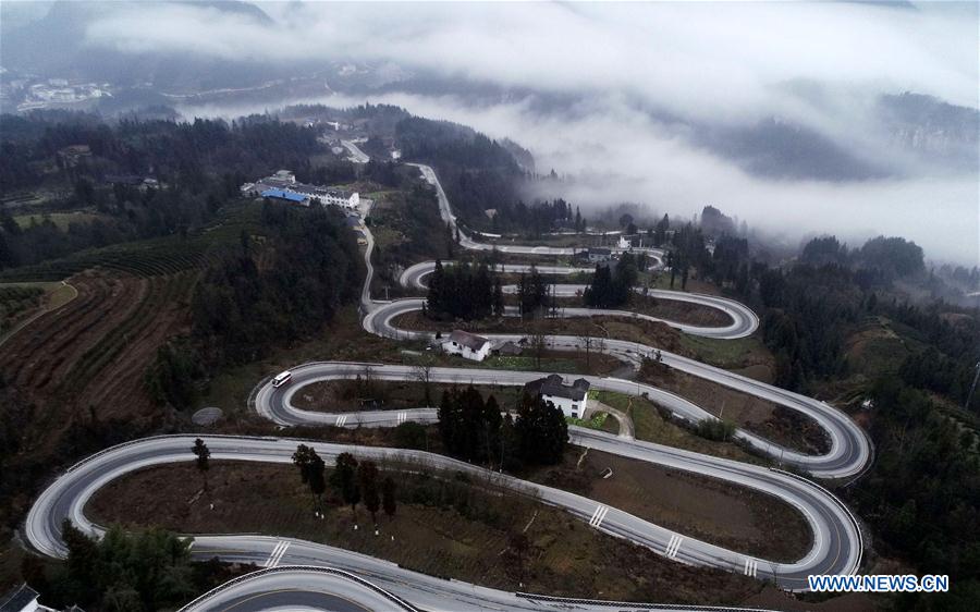 Luftaufnahme von „Autobahnen mit zehn Kurven“ in Zentralchina_China.org.cn